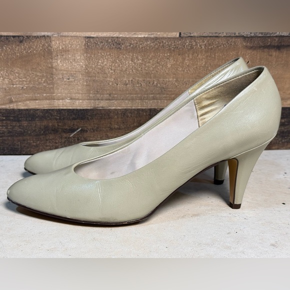 Socialite | Shoes | Vintage Womens Cream Ivory Socialites Leather Pumps ...